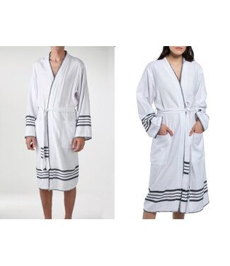 puur genieten in deze witte badjas met zwart [farmer stitch] accent ...