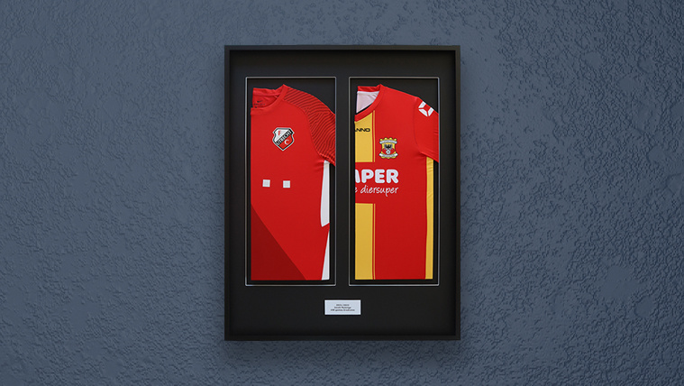 Voetbalshirt inlijsten - 2 shirts in 1 lijst ingelijst - De ...