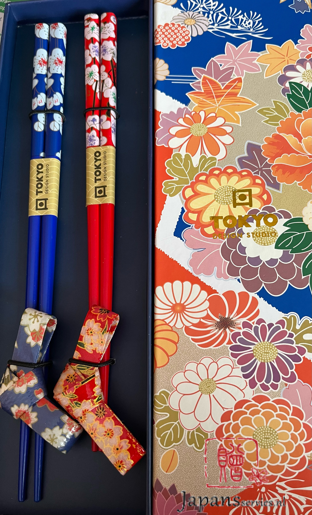 Japanese chopsticks with chrysanthemums and coasters (2 sets) - Japans ...