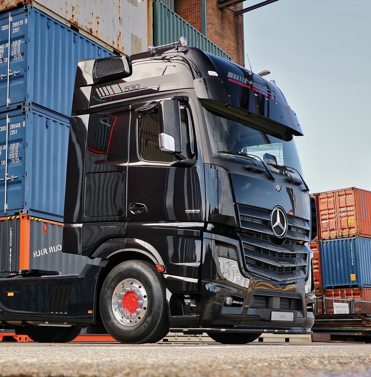 Fox Parts low sunvisor for the Mercedes-Benz Actros - Go-in-Style.nl