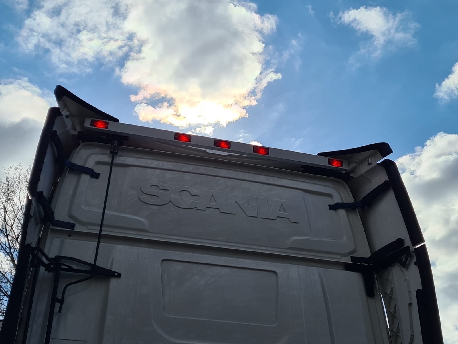 Lightbar for mounting under spoiler of the Scania Nextgen - Go-in-Style.nl