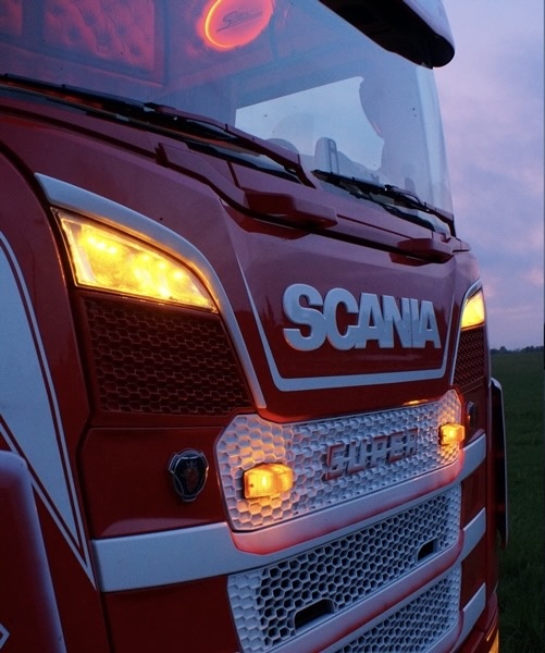 LED-positionsljus + stroboskop för Scanias grillmonterade varselljus ...