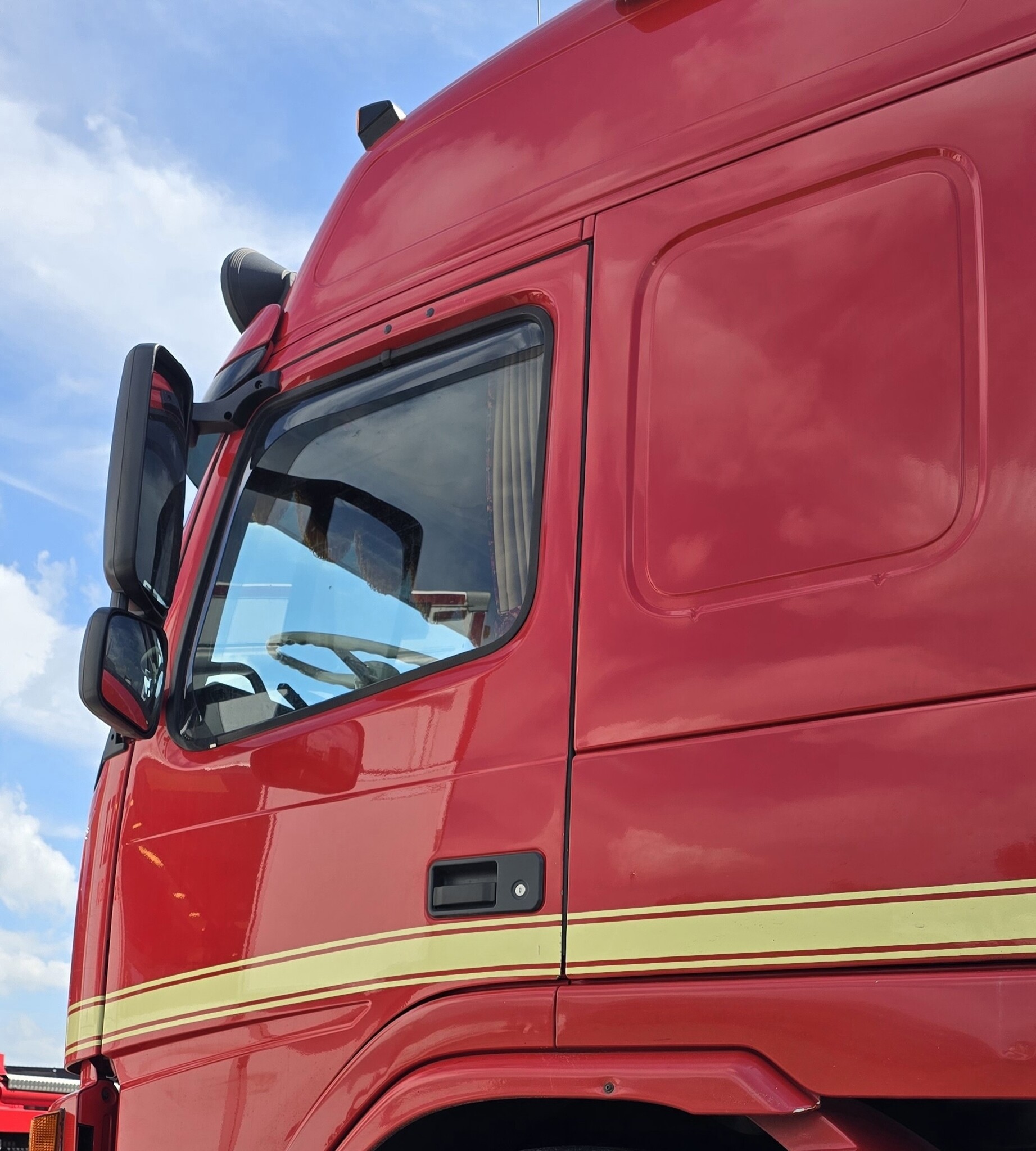 Side window deflectors for Volvo FH 1/2/3 en FM 1/2/3/4 - Go-in-Style.nl