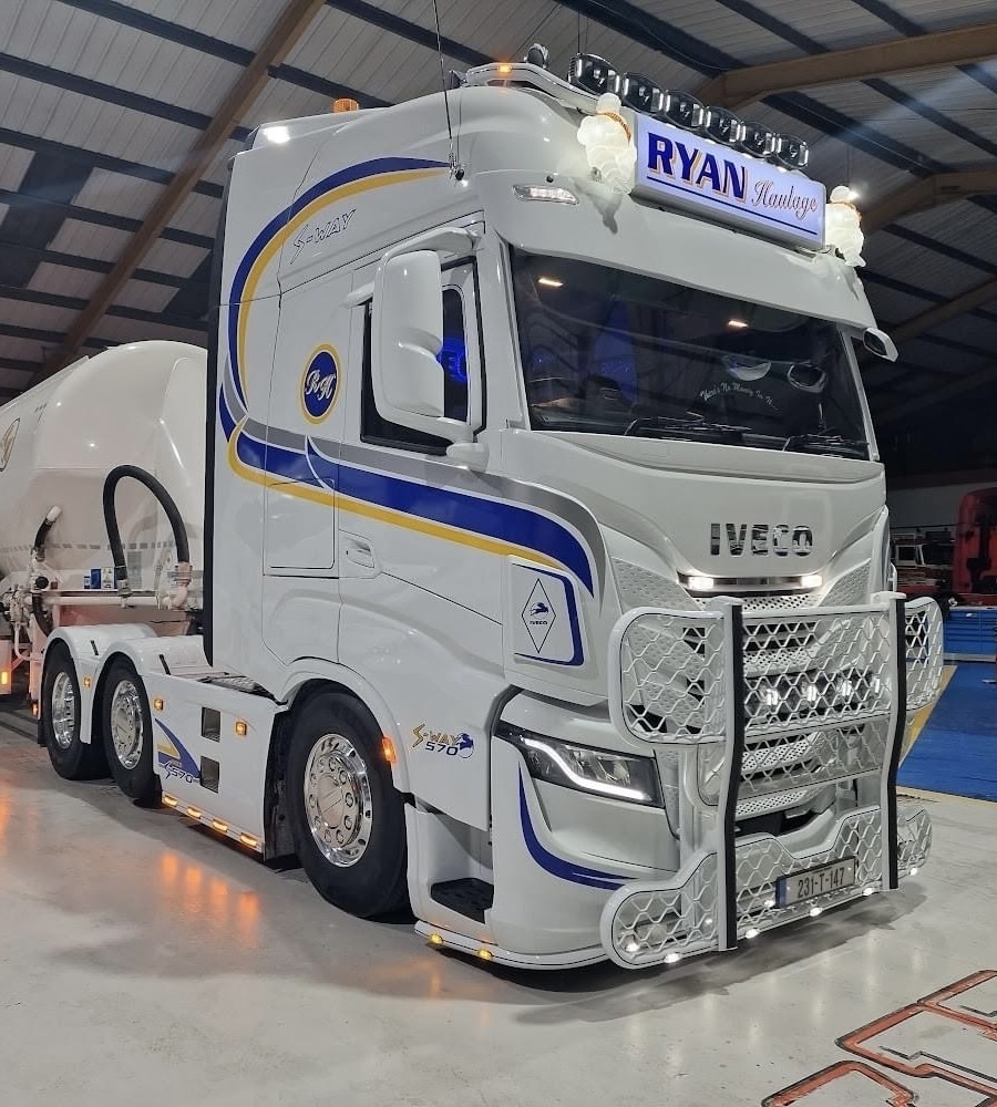 Solarguard sunvisor for the Iveco S-Way - Go-in-Style.nl