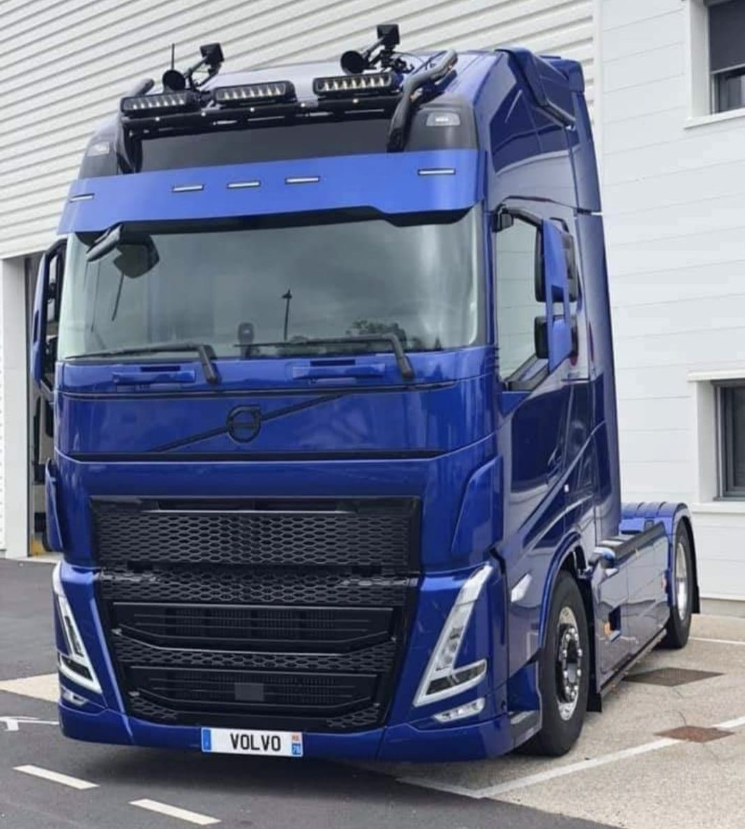 Fox Parts Deep Custom Sunvisor for Volvo FH4/FH5/Aero - Go-in-Style.nl