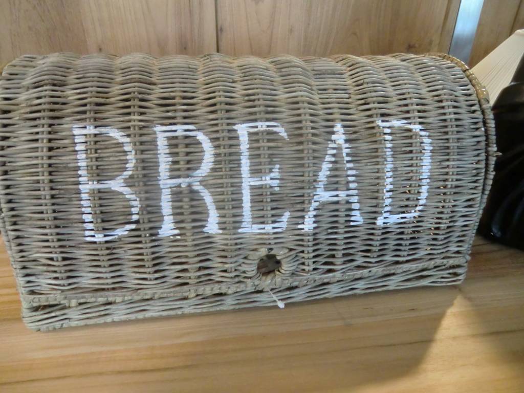 Brotkorb aus grau gefärbtem Rattan mit Text "BREAD" - Decomeubel