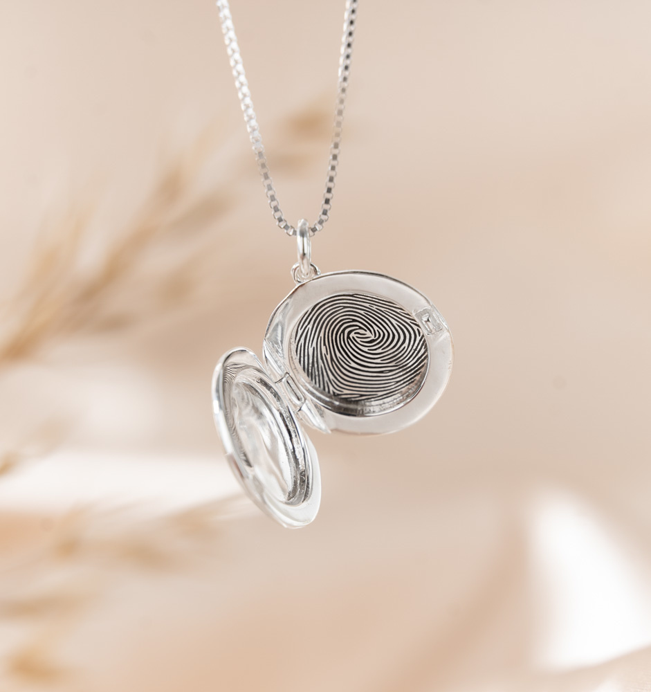 Gegraveerde sieraden Necklace with Photo 'Oval Medallion' - KAYA jewels ...