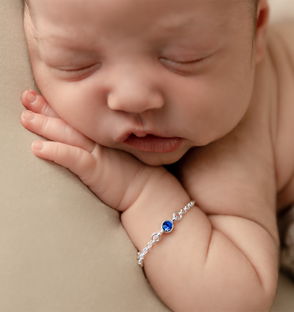 Babyarmband met Letter online kopen? Gratis verzending - KAYA Sieraden
