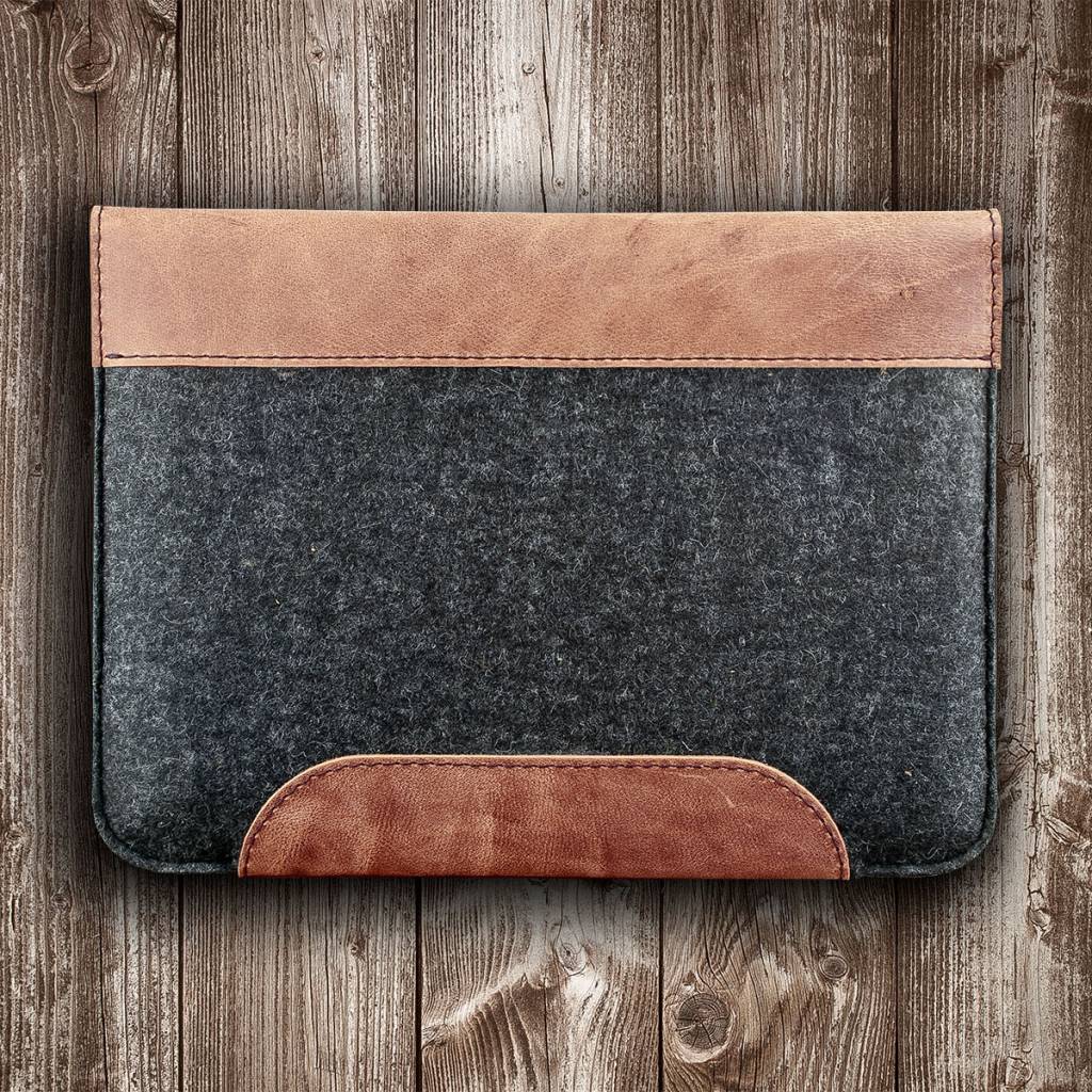 rustic MacBook case from leather & felt - werktat